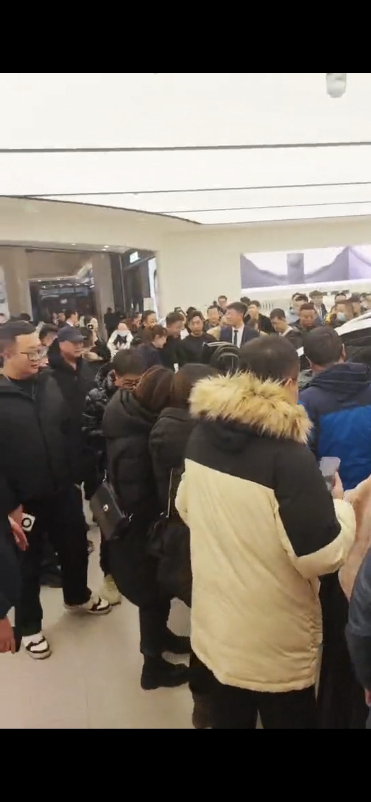 看问界M9人山人海_赛力斯(601127)股吧_东方财富网股吧