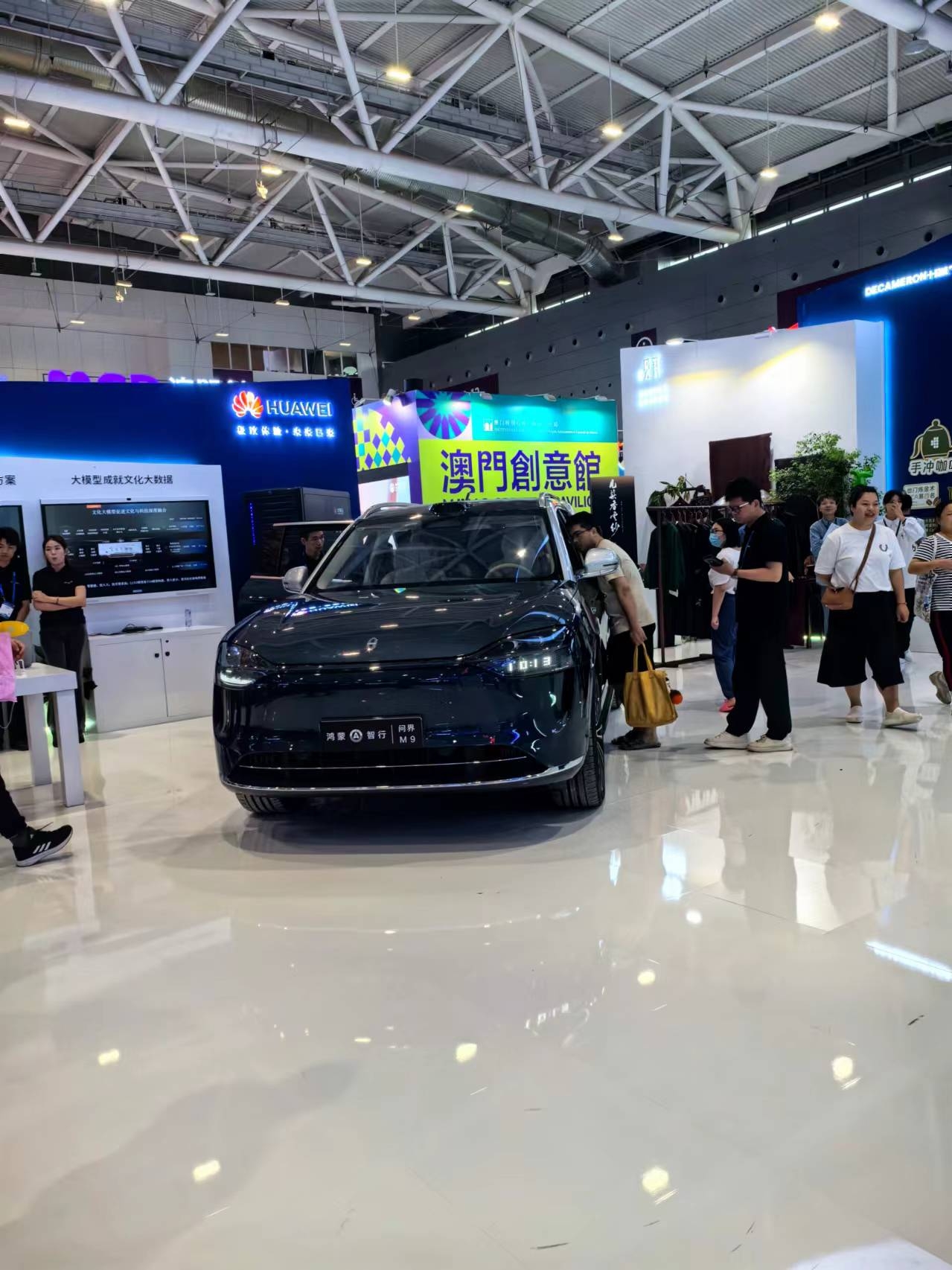 深圳文博会上有问界M9。文博会一天参观人数达10万人次！_赛力斯(601127)股吧_东方财富网股吧