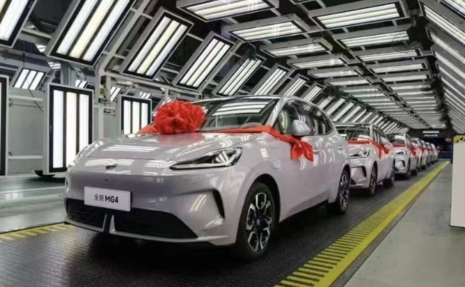 全新名爵MG4 EV现身，尺寸升级，配OPPO座舱，半固态电池有望上车_财富号_东方财富网