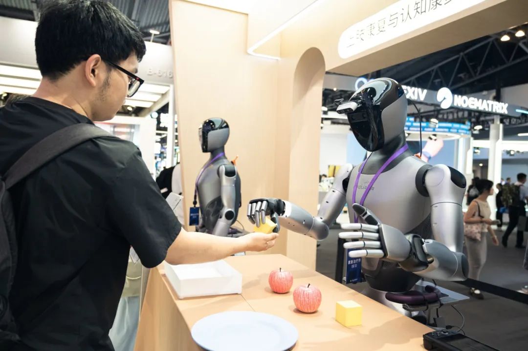 傅利叶亮相WAIC 2025：带来GR-3新品首秀，开启具身智能康养新概念！_财富号_东方财富网