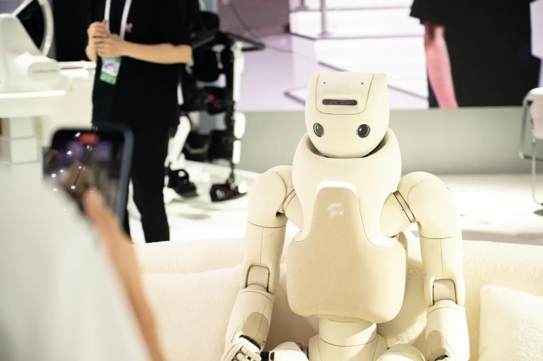 傅利叶亮相WAIC 2025：带来GR-3新品首秀，开启具身智能康养新概念！_财富号_东方财富网