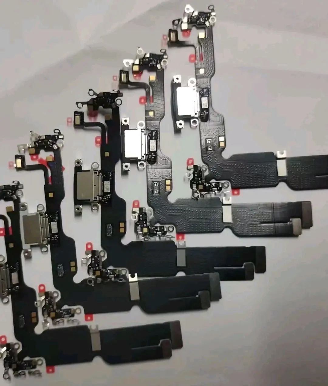 苹果 iPhone 15 USB-C 组件视频曝光，尾插疑似加密_财富号_东方财富网