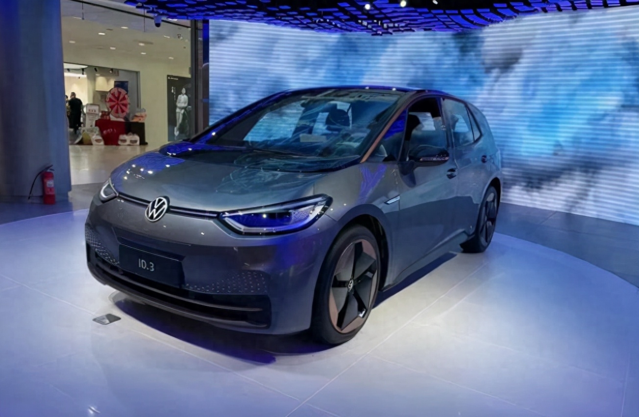 接连的销量压力和价格战显然让上汽大众的日子也不太好过。 近日，上汽集团公布了上半年财务报告，数据显示，上半年上汽大众销量50._财富号_东方财富网