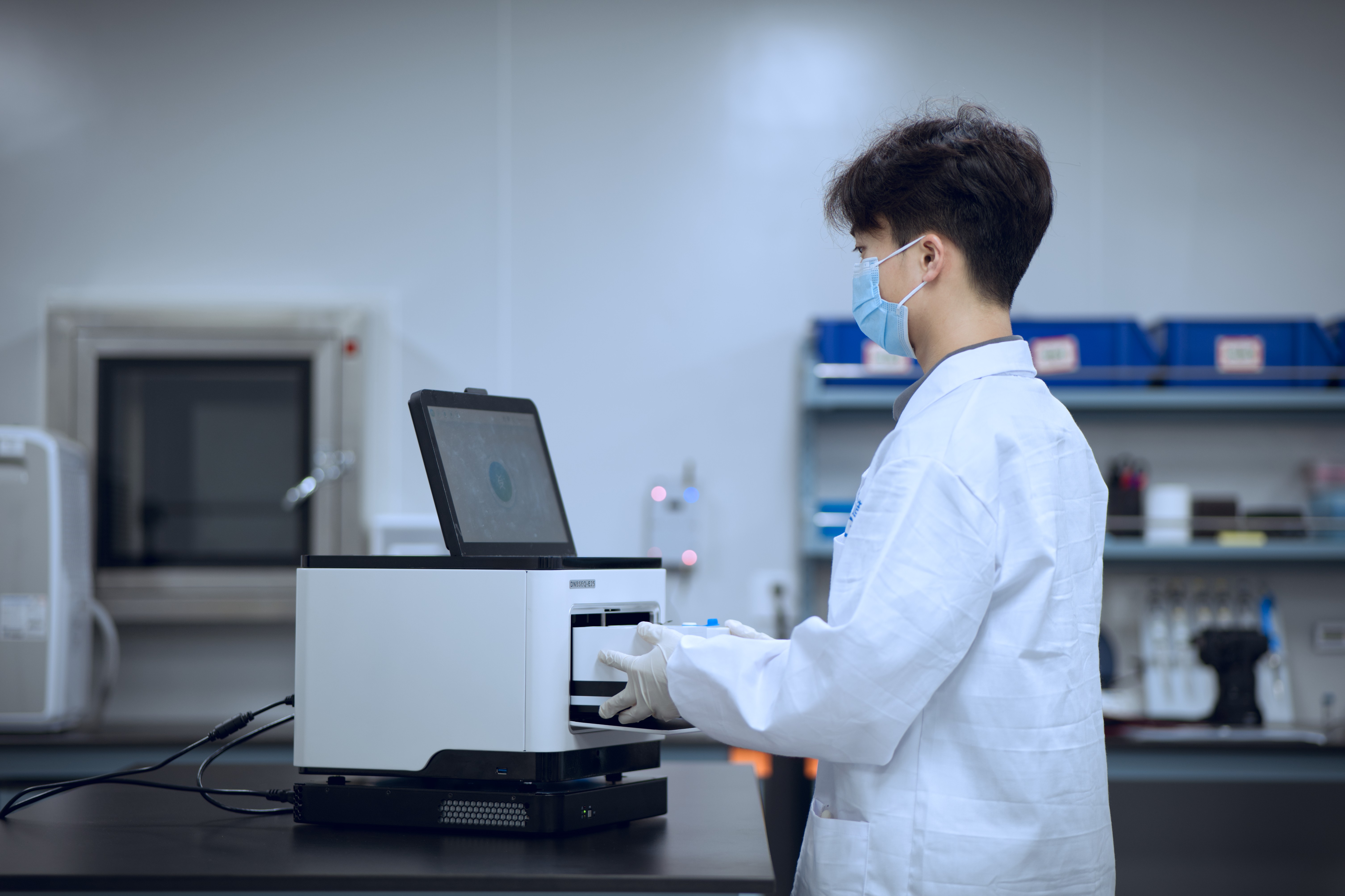 DNBSEQ-E25测序仪实拍—华大智造_财富号_东方财富网