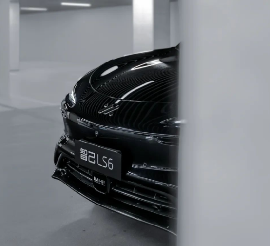 上市一周锁单破万！智己LS6黑武士官图发布，买它还是小鹏G6？_财富号_东方财富网